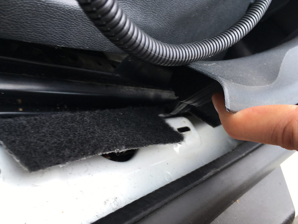 Установка доп розетки в багажник — Skoda Octavia A5 Mk2, 1,4 л, 2011 ...