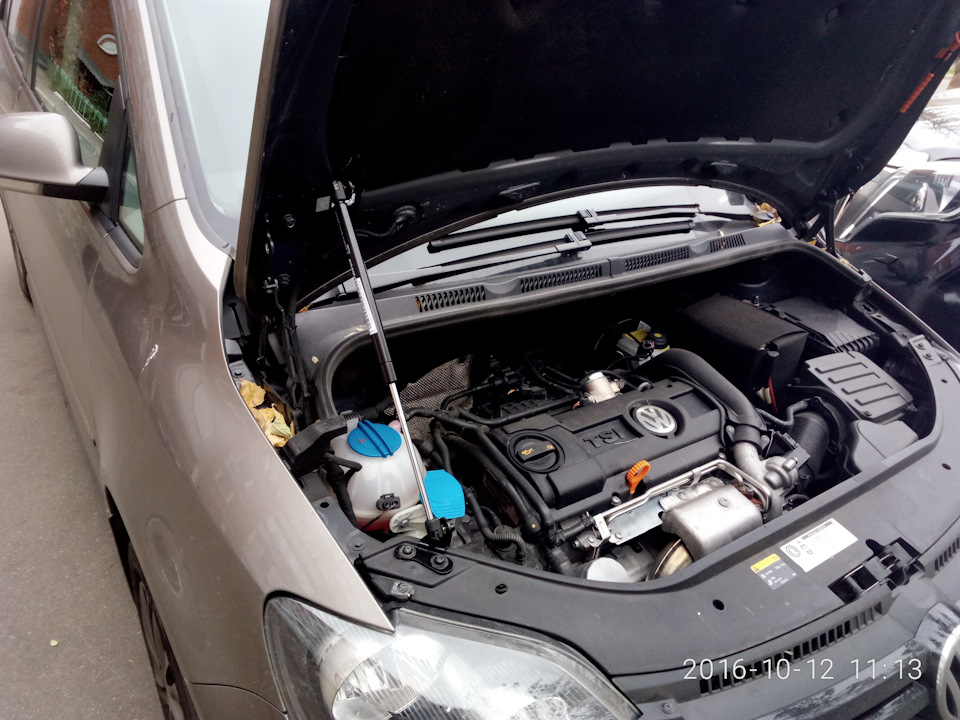 Упор капота — Volkswagen Golf Plus, 1,4 л, 2012 года | аксессуары | DRIVE2