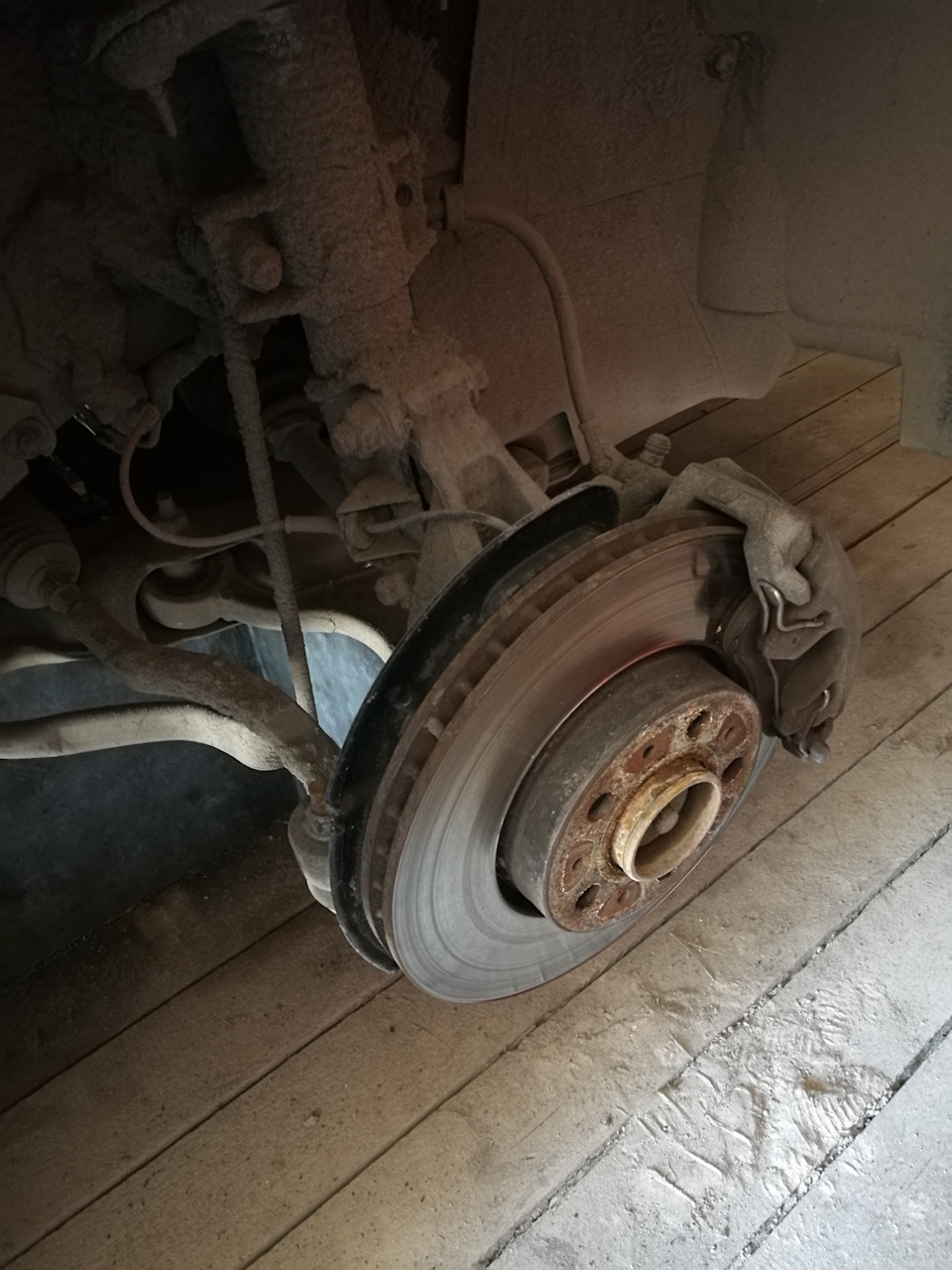Замена передних тормозных колодок — Volvo S60 (1G), 2,4 л, 2007 года ...