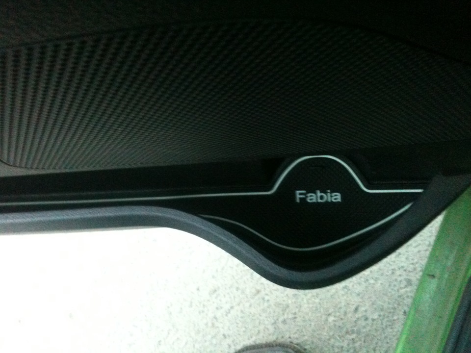 Крутые резиновые коврики в ниши салонных отделений. — Skoda Fabia Mk2 ...