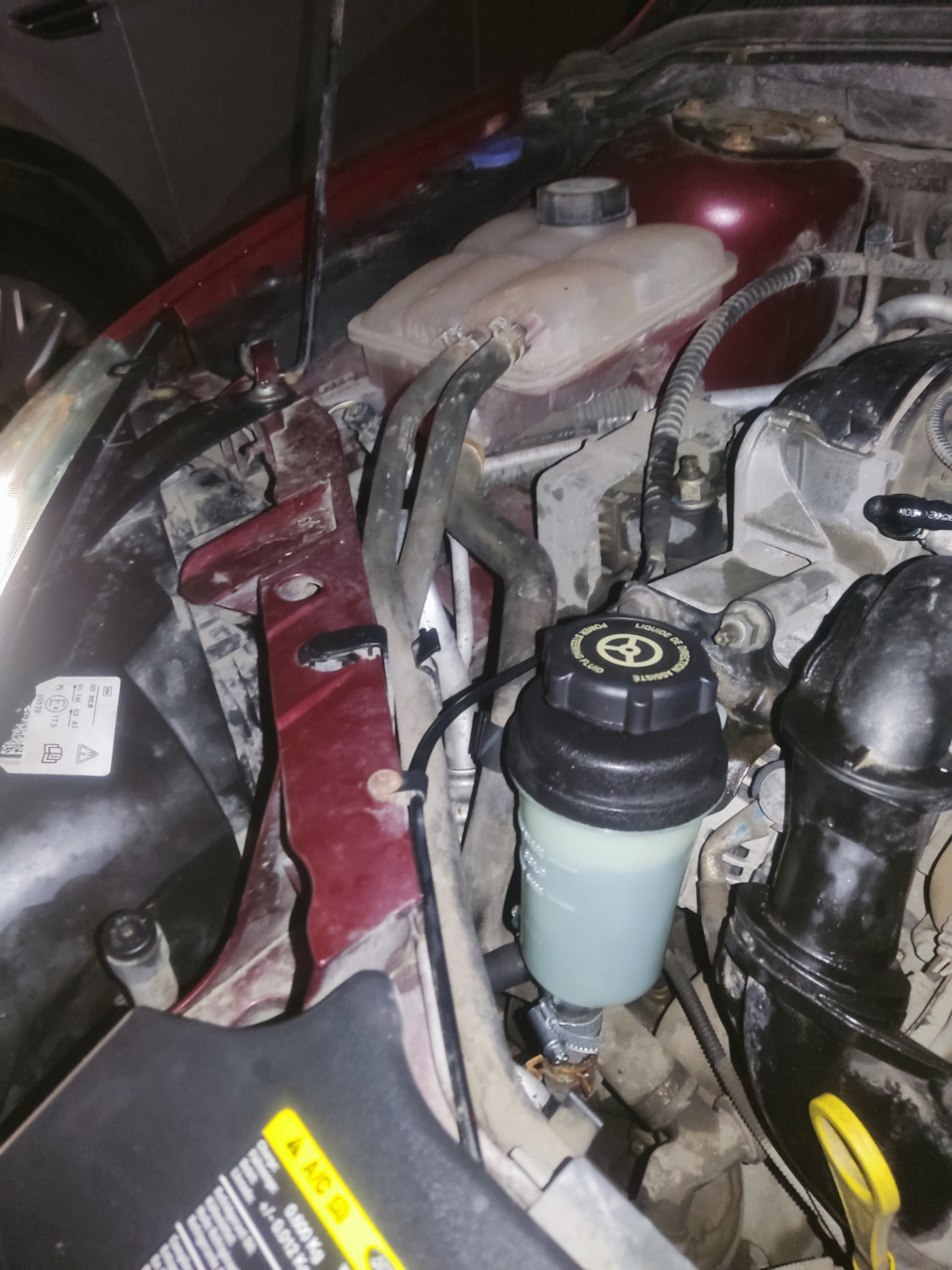Приплыл бачок ГУР — Ford Focus Hatchback II, 1,6 л, 2005 года | своими ...
