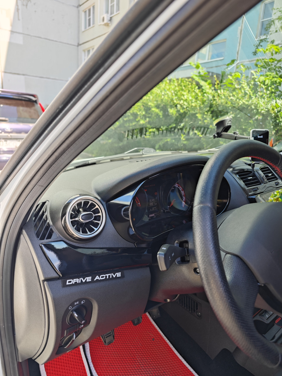 Черный глянец в салоне (продолжаем колхозинг) — Lada Гранта Drive Active, 1,6 л, 2023 года ...