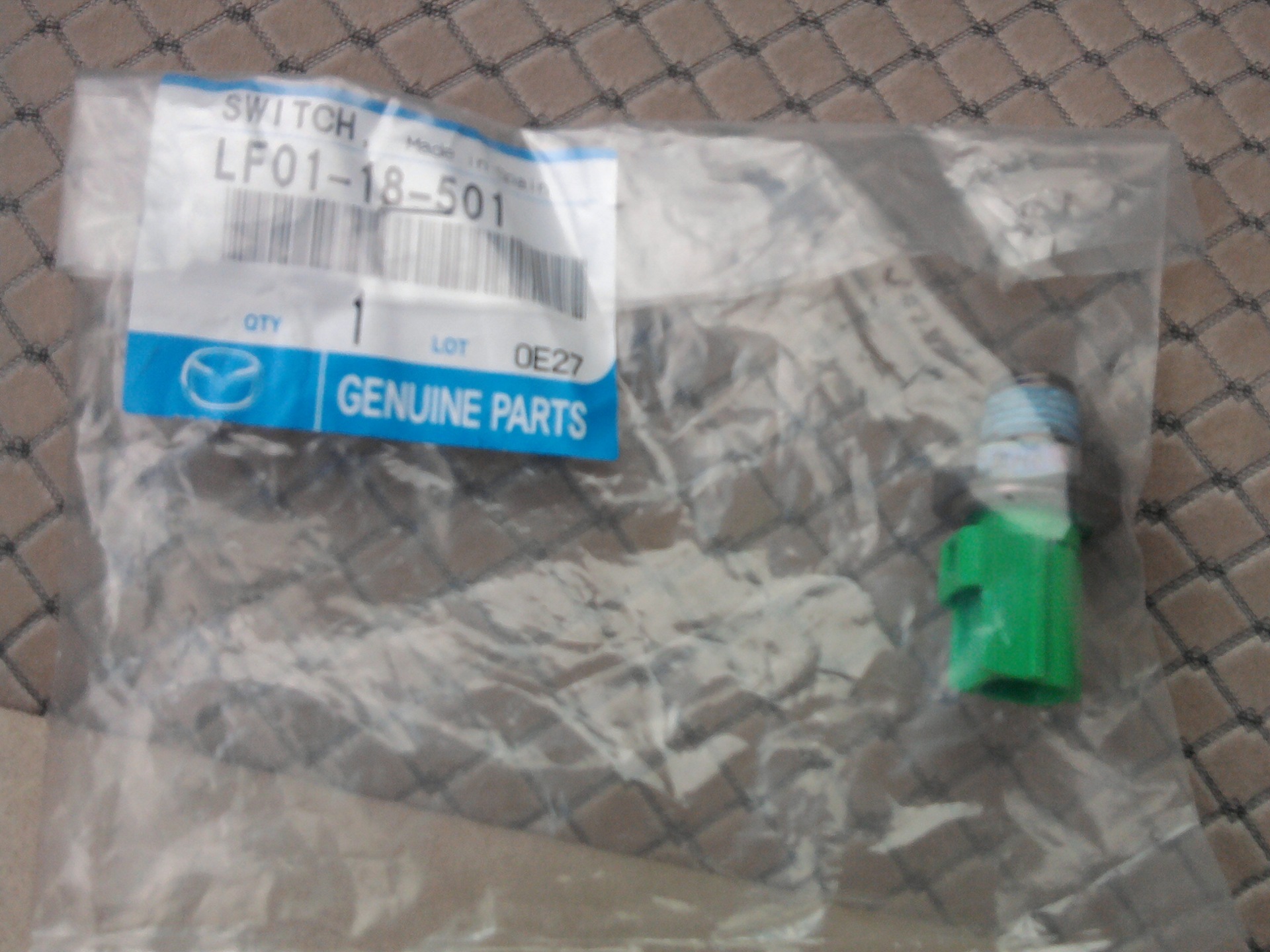 LF0118501 Датчик, давление масла Mazda | Запчасти на DRIVE2