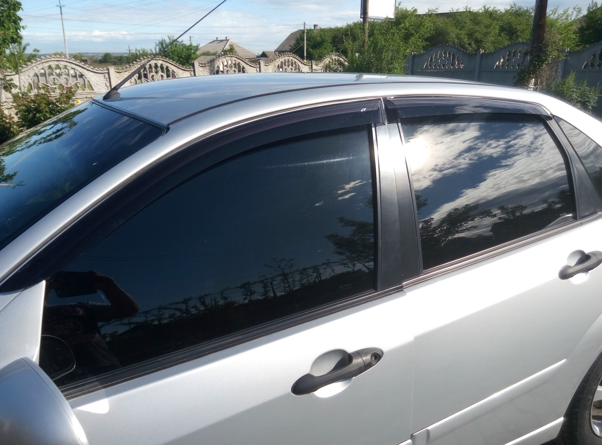 установка ветровиков на двери и фаркоп — Ford Focus I Sedan, 2 л, 2003 ...