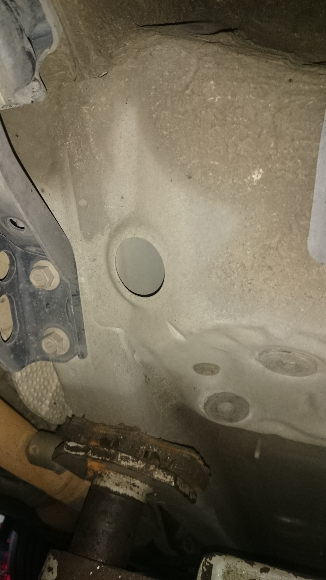 Заглушки в днище. — Lexus IS II, 2,5 л, 2008 года | запчасти | DRIVE2