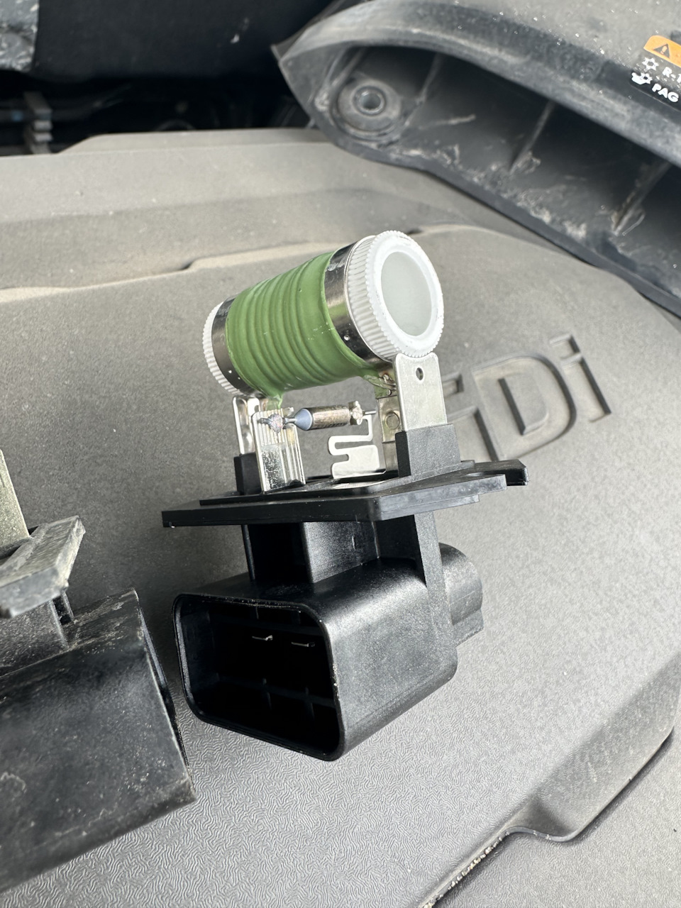 Замена резистора вентилятора охлаждения — KIA Optima (4G), 2,4 л, 2018 ...