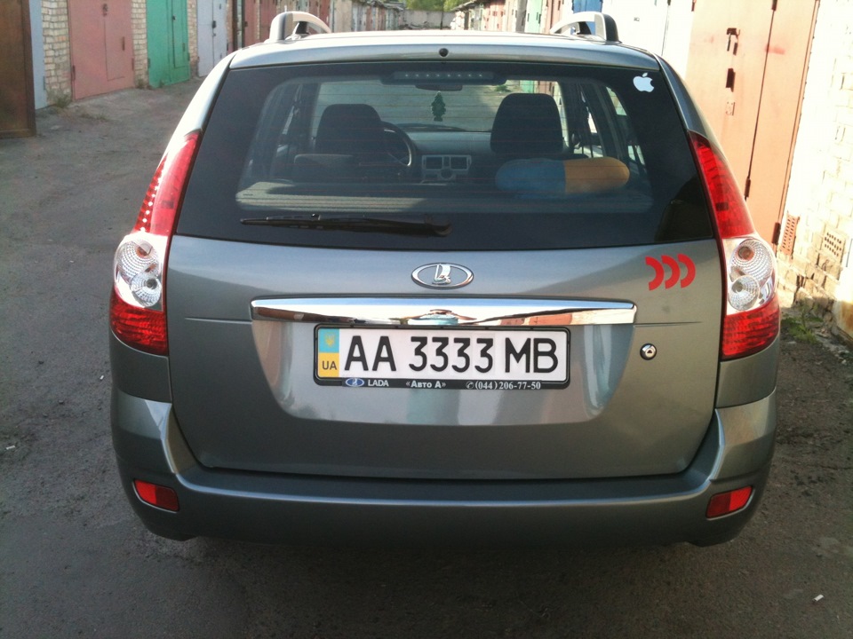 Шильдики с задней двери — Lada Приора универсал, 1,6 л, 2011 года ...