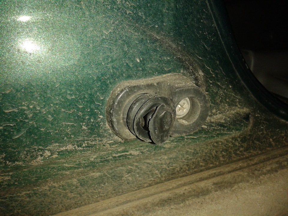 Пыльник фиксатора двери. Замена. — Nissan Almera I (N15), 1,6 л, 1999 ...