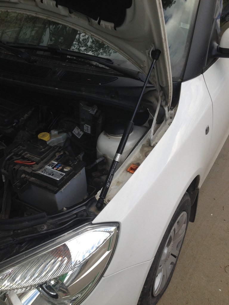 Газовый амортизатор и уплотнитель капота — Skoda Fabia Mk2, 1,4 л, 2013 ...