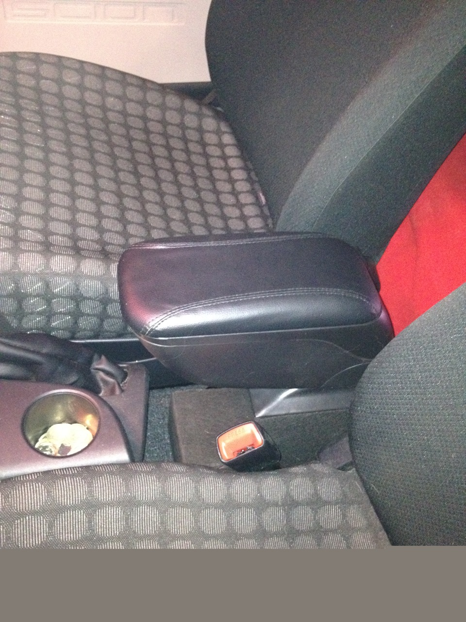 подлокотник часть 1 — Toyota iQ, 1 л, 2009 года | тюнинг | DRIVE2