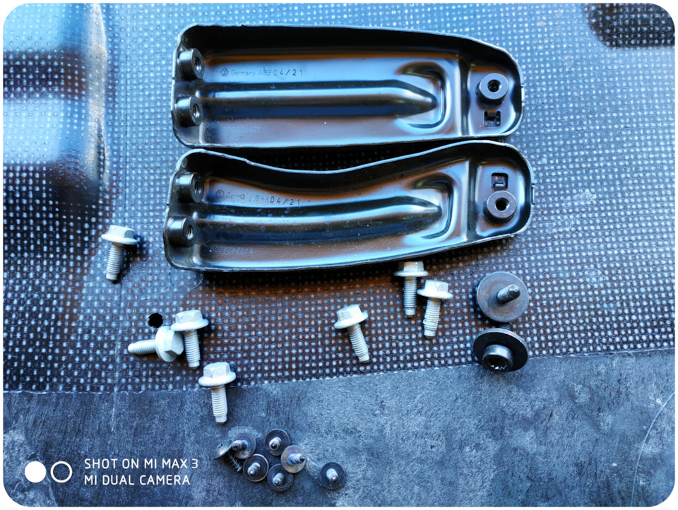 5Q0825922A Кронштейн защиты двигателя правый VAG | Запчасти на DRIVE2