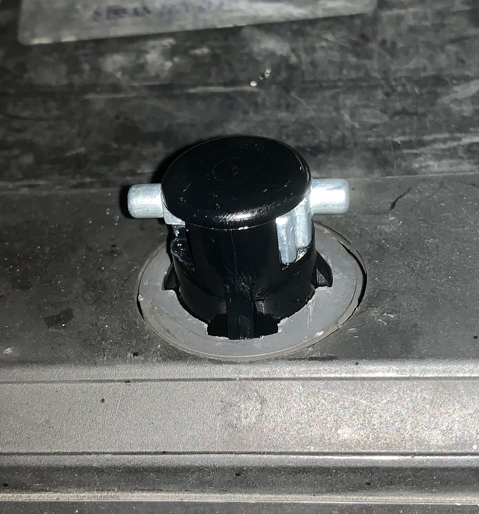 Мелкие радости… Замок бардачка, защелка подлокотника, накладки педалей ...