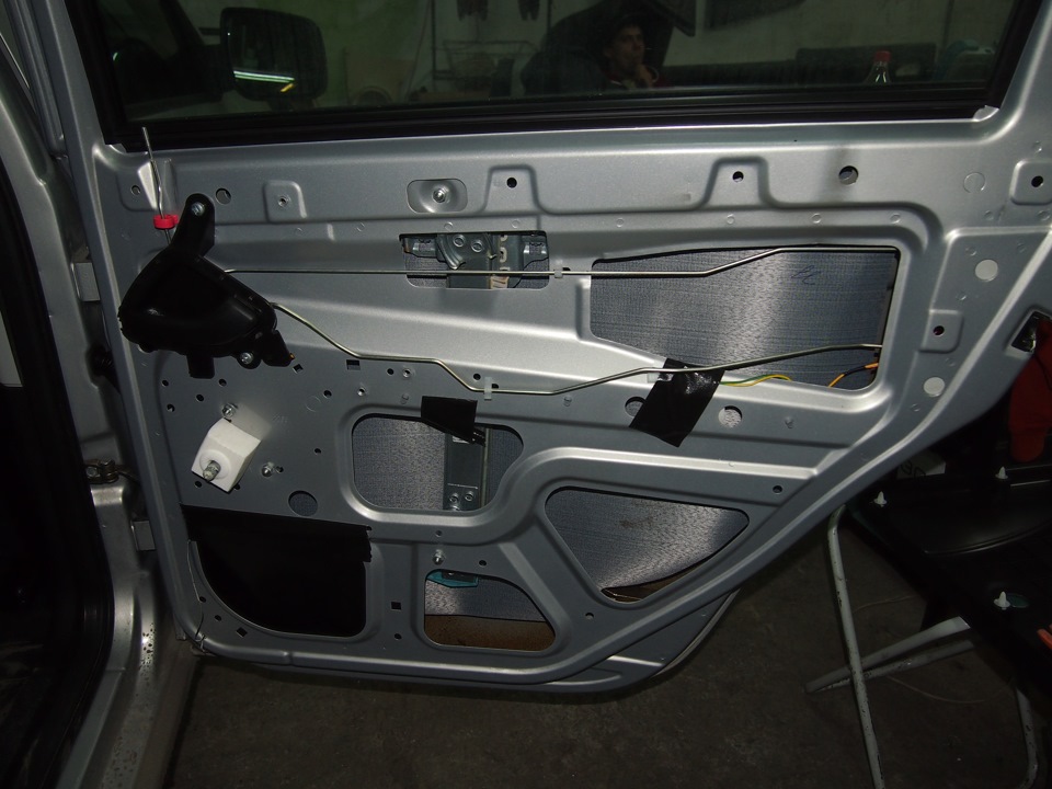 Шумоизоляция задней правой двери — Lada Гранта (1G), 1,6 л, 2013 года ...