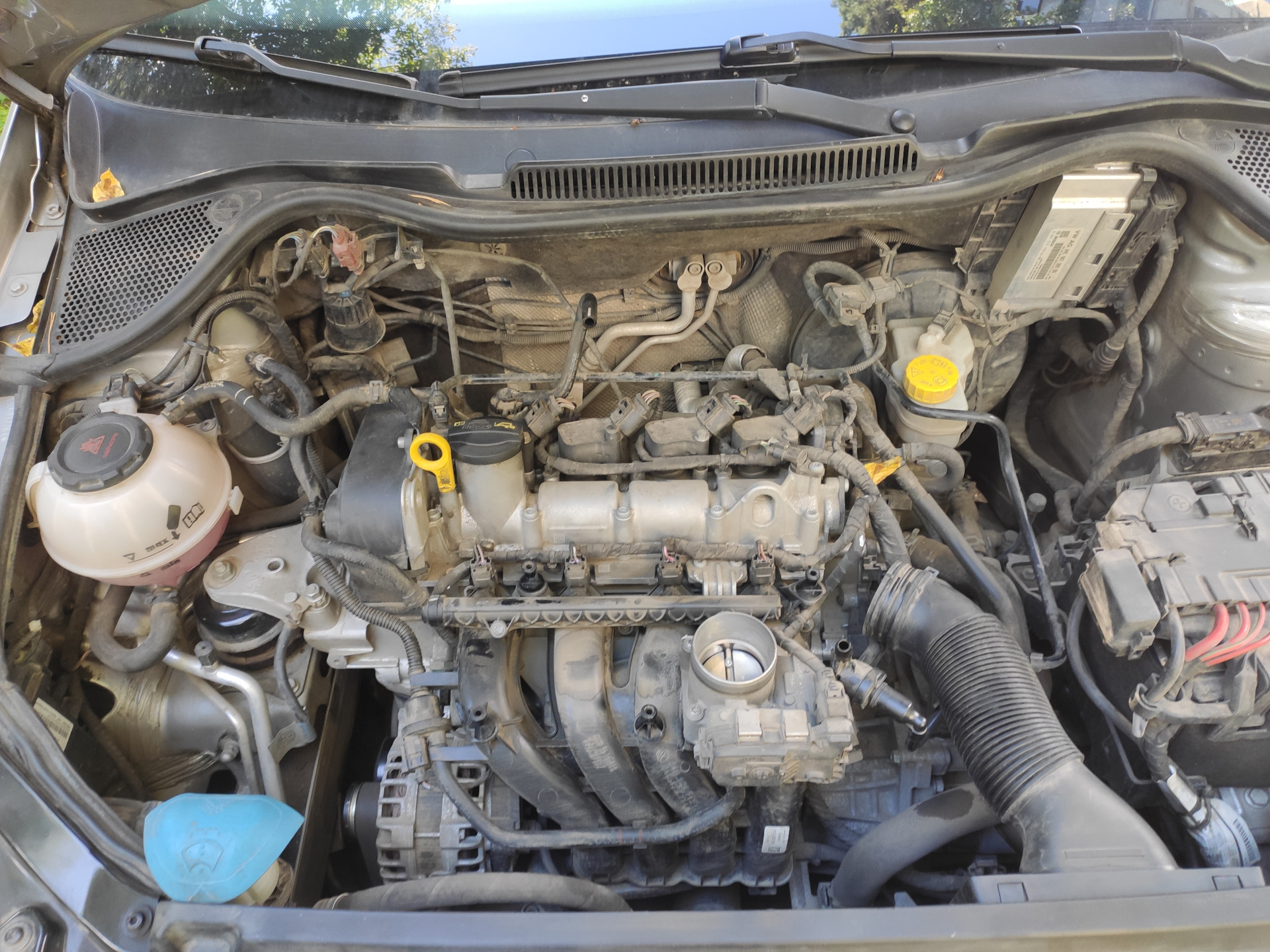 Чистка подкапотного пространства пароочистителем — Volkswagen Polo ...