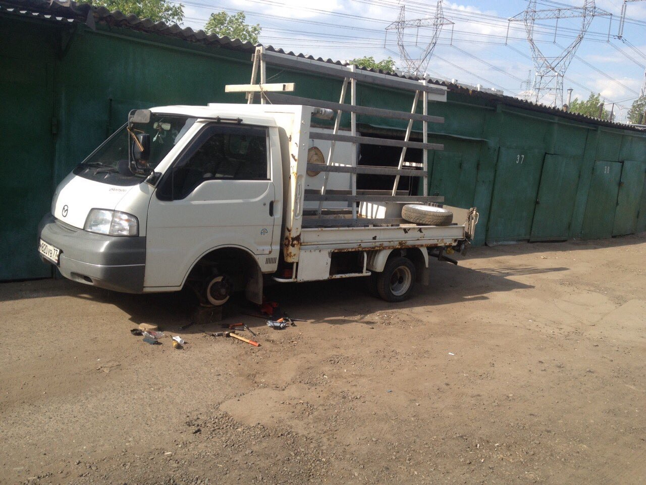 Пока поменял колодки и рулевые и покрасил борта. — Mazda Bongo VI, 2001 ...