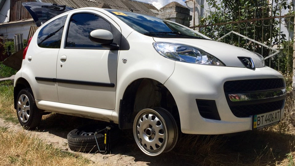 Дискотека. Примерка — Peugeot 107, 1 л, 2011 года | колёсные диски | DRIVE2