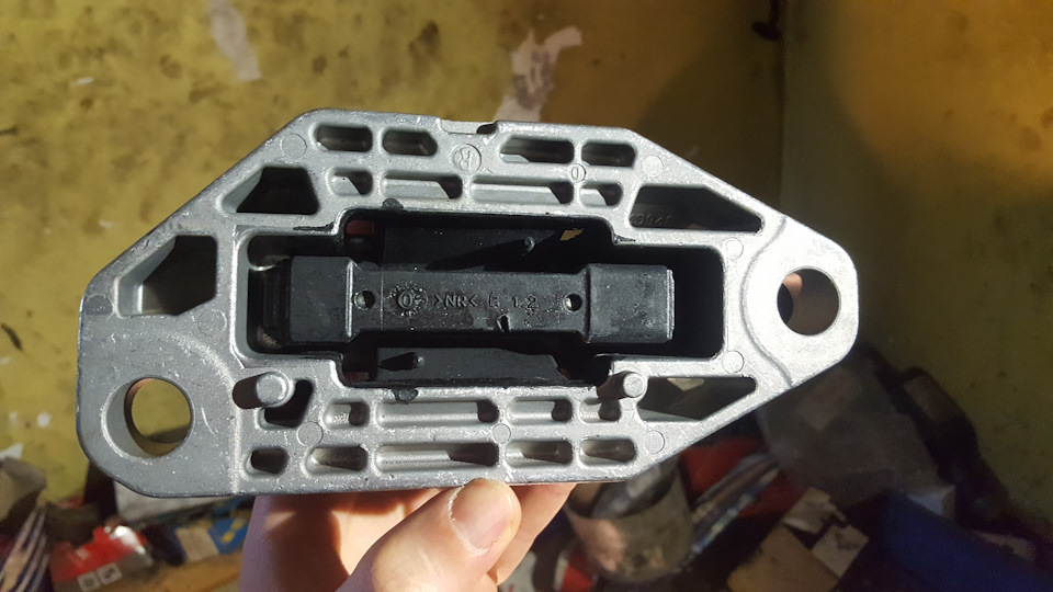 Заменил правую подушку двигателя — Volvo XC90 (1G), 4,4 л, 2005 года ...