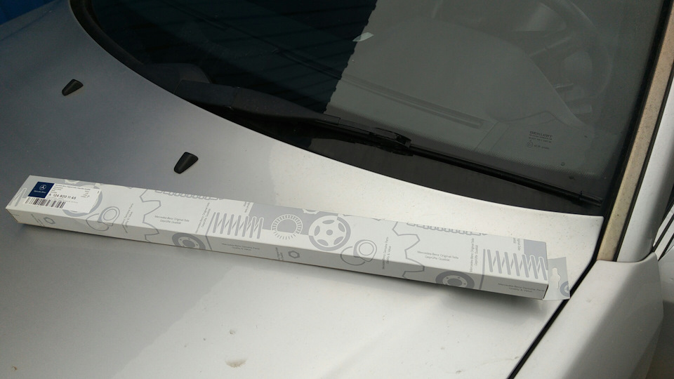 Замена щётки стеклоочистителя A124 820 11 45 — Mercedes-Benz E-Class ...