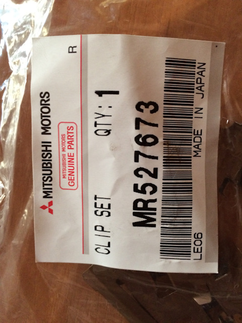 MR527673 Монтажный комплект тормозных колодок. Передняя ось Mitsubishi ...