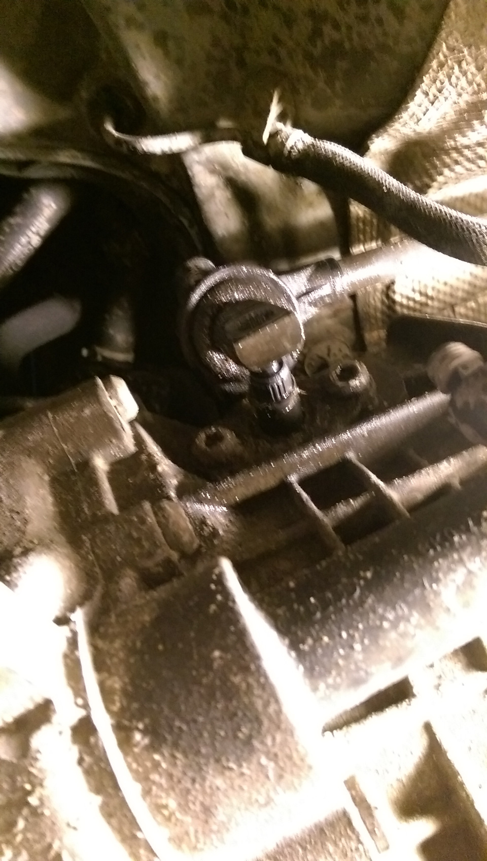 Замена втулок стабилизатора и шарнира штока включения МКПП — Audi A4 ...