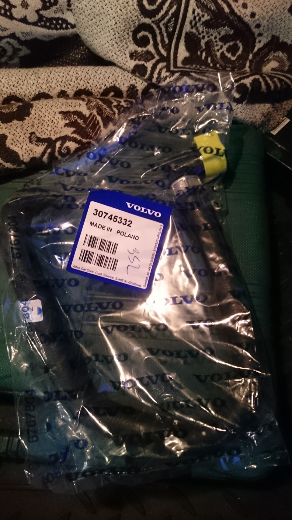 Замена патрубка подачи антифриза на печку. — Volvo V70 II, 2,4 л, 2003 ...