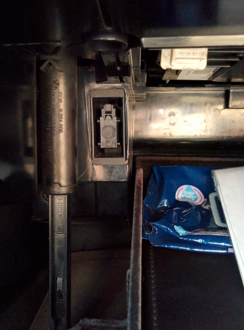 51168224806 Амортизатор вещевого ящика BMW | Запчасти на DRIVE2