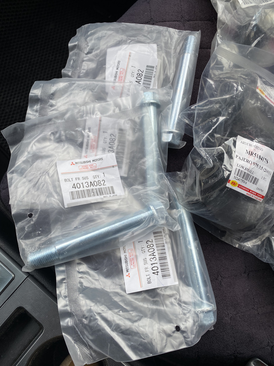 4013A082 БОЛТ НИЖНЕГО РЫЧАГА ПЕРЕДНЕЙ ПОДВЕСКИ V78W V98W Mitsubishi ...