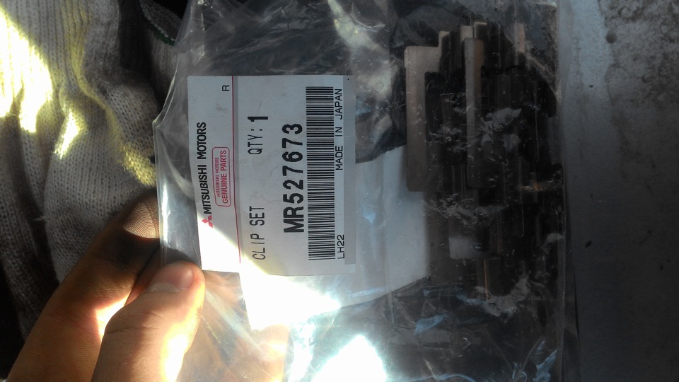 MR527673 Монтажный комплект тормозных колодок. Передняя ось Mitsubishi ...