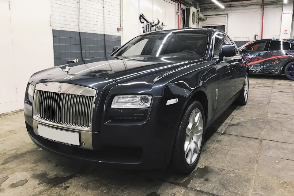 Rolls Royce Ghost. Окрас внутренних порогов в черный глянец (рояльный ...