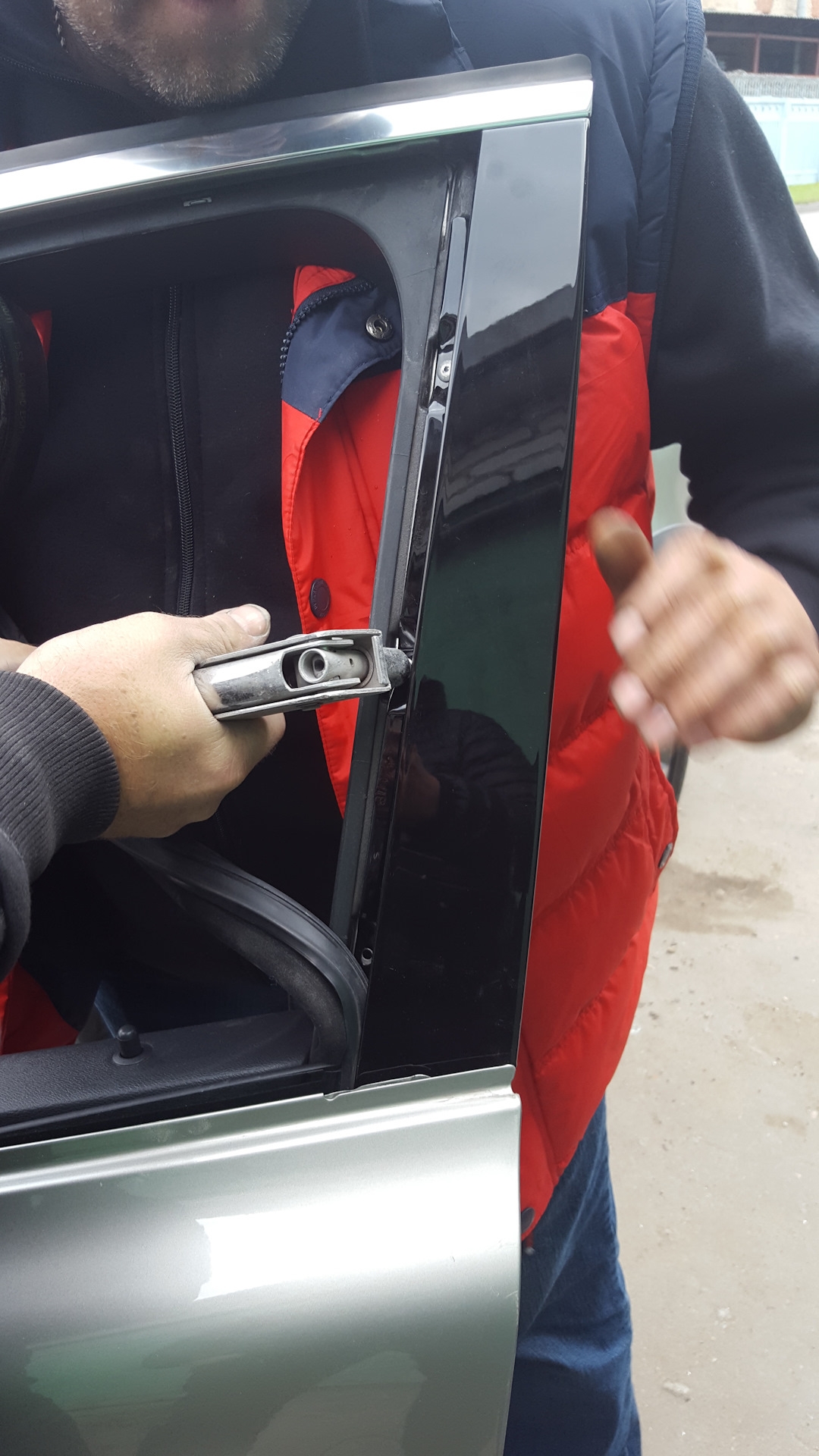 Замена дверной накладки — Volvo XC70 III, 2,4 л, 2011 года | поломка ...