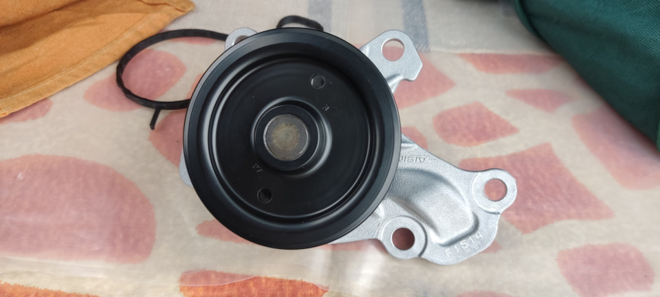 Замена водяной помпы 1610080017 — Toyota Raize, 1 л, 2019 года | своими ...