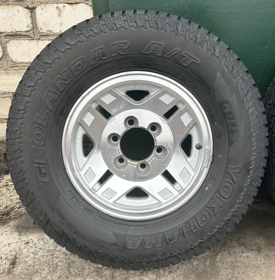 Шины всесезонные Yokohama 265/70 R15, литые диски Toyota 7Jx15 ET8 ...