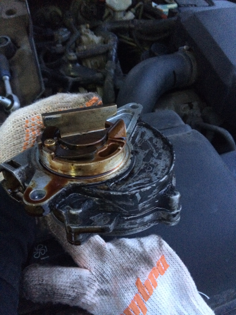 Устранение течи вакуумного насоса — Volvo XC90 (1G), 3,2 л, 2007 года ...