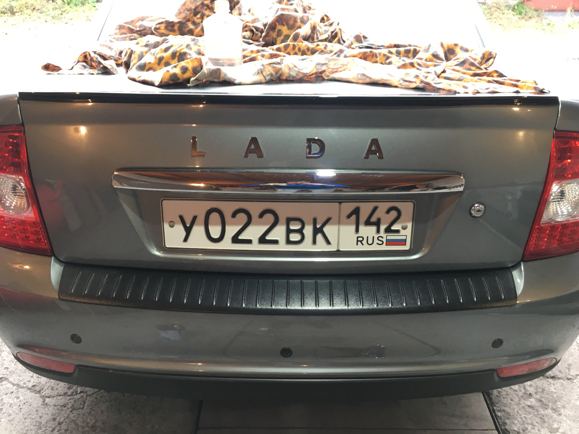 Шильдик LADA — Lada Приора седан, 1,6 л, 2010 года | стайлинг | DRIVE2