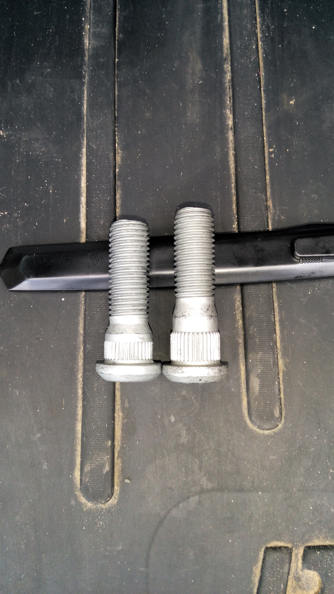 Колесные шпильки (передние и задние) — Toyota Land Cruiser Prado 120 ...