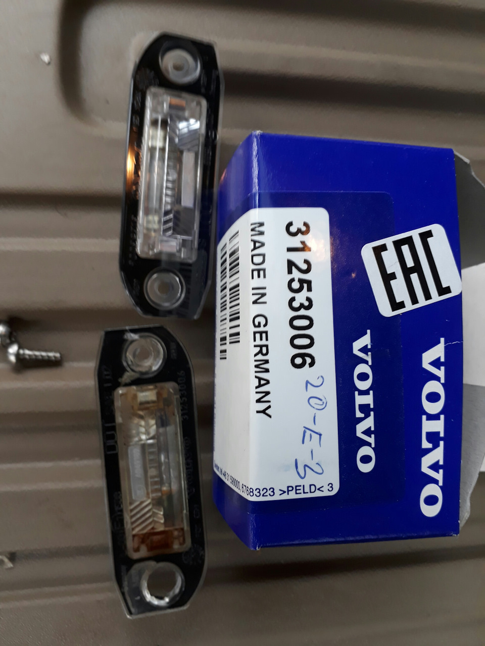 Замена плафона подсветки номера — Volvo XC70 III, 2,4 л, 2013 года ...