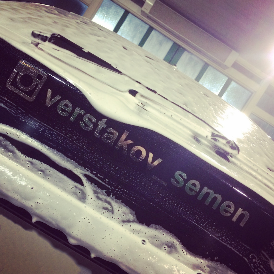 (2) Наклейка на багажник. — Lada Приора хэтчбек, 1,6 л, 2010 года ...