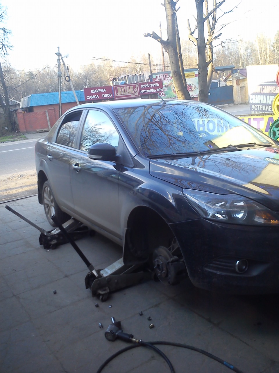 На шиномонтаже — Ford Focus Sedan II, 1,8 л, 2009 года | шины | DRIVE2