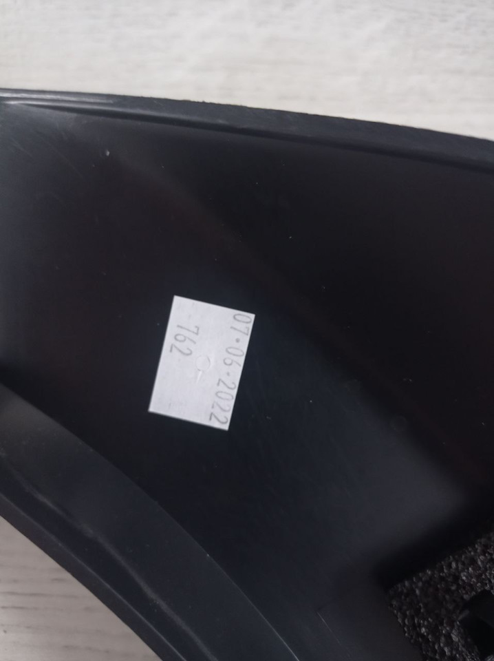 Молдинг задний левый LR130575, LR147937, LR160397 на Land Rover ...