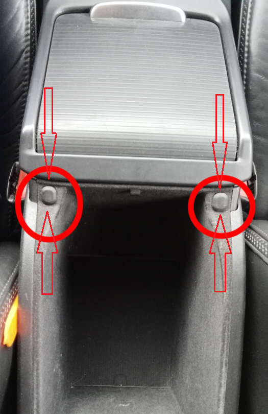 Шторка подлокотника(подстаканника) — Volvo XC70 III, 2,4 л, 2008 года ...