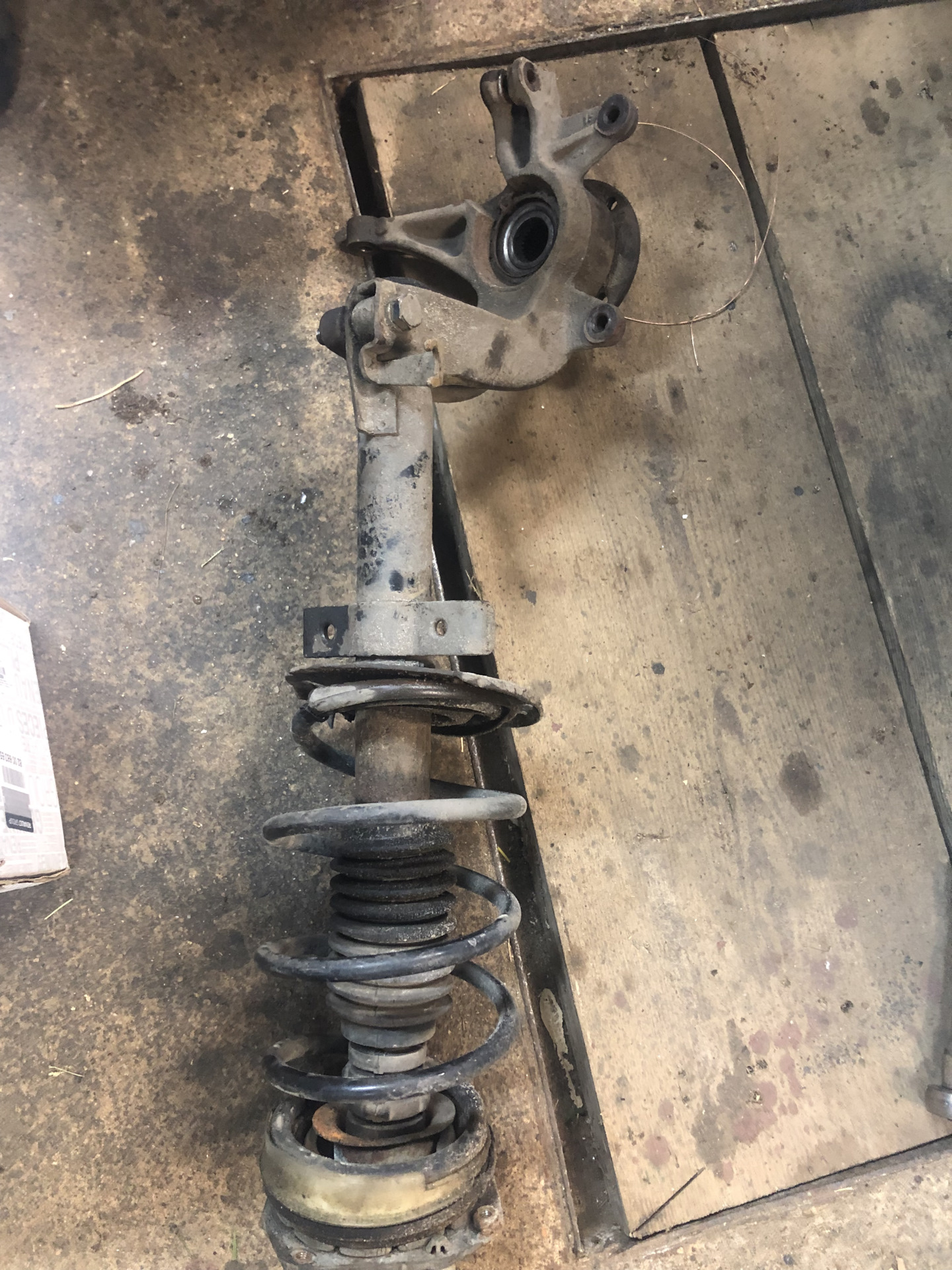 Первый ремонт. Замена передних амортизаторов, переднего правого ...