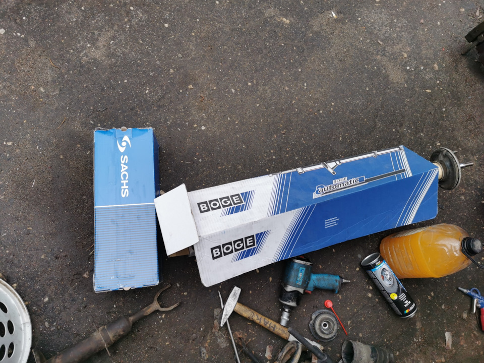 Замена передних амотров — Audi A8 (D2), 2,5 л, 1999 года | своими ...