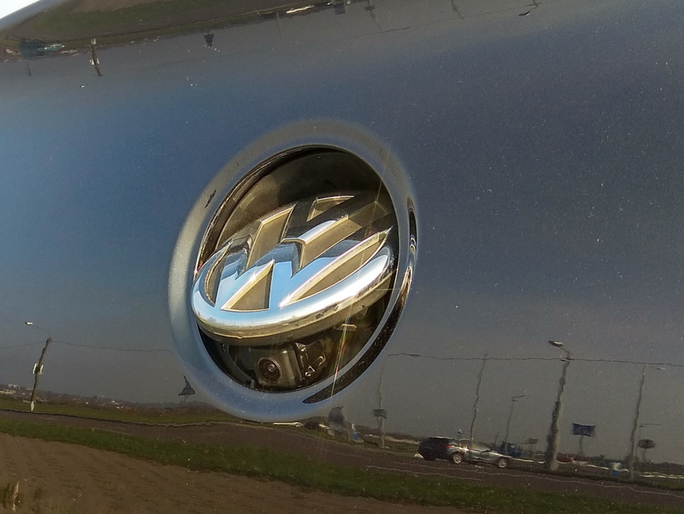 Оригинальная камера заднего вида в эмблеме. на Volkswagen Golf Mk6 ...