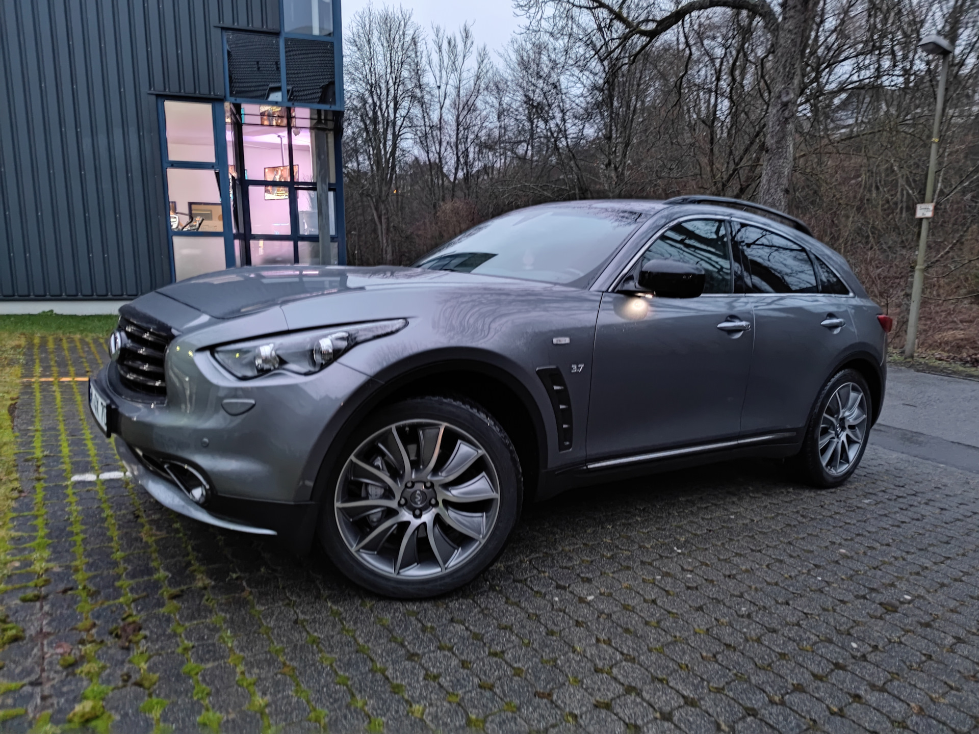 BMW vs Infiniti — Infiniti QX70, 3,7 л, 2016 года | наблюдение | DRIVE2