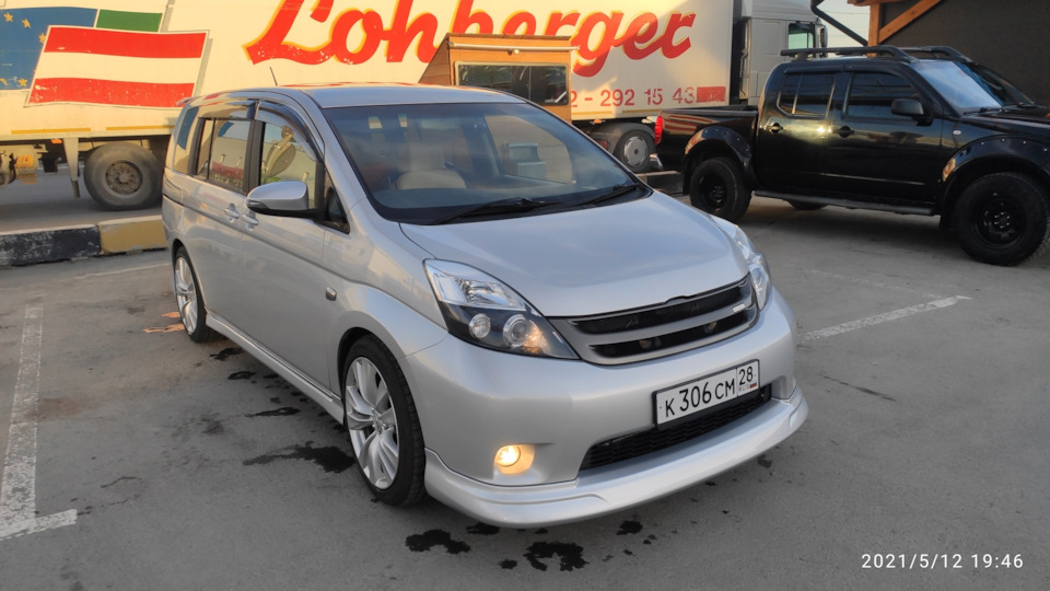 Зеркала последнего рестайлинга и новая губа) — Toyota Isis, 1,8 л, 2005 года | стайлинг | DRIVE2