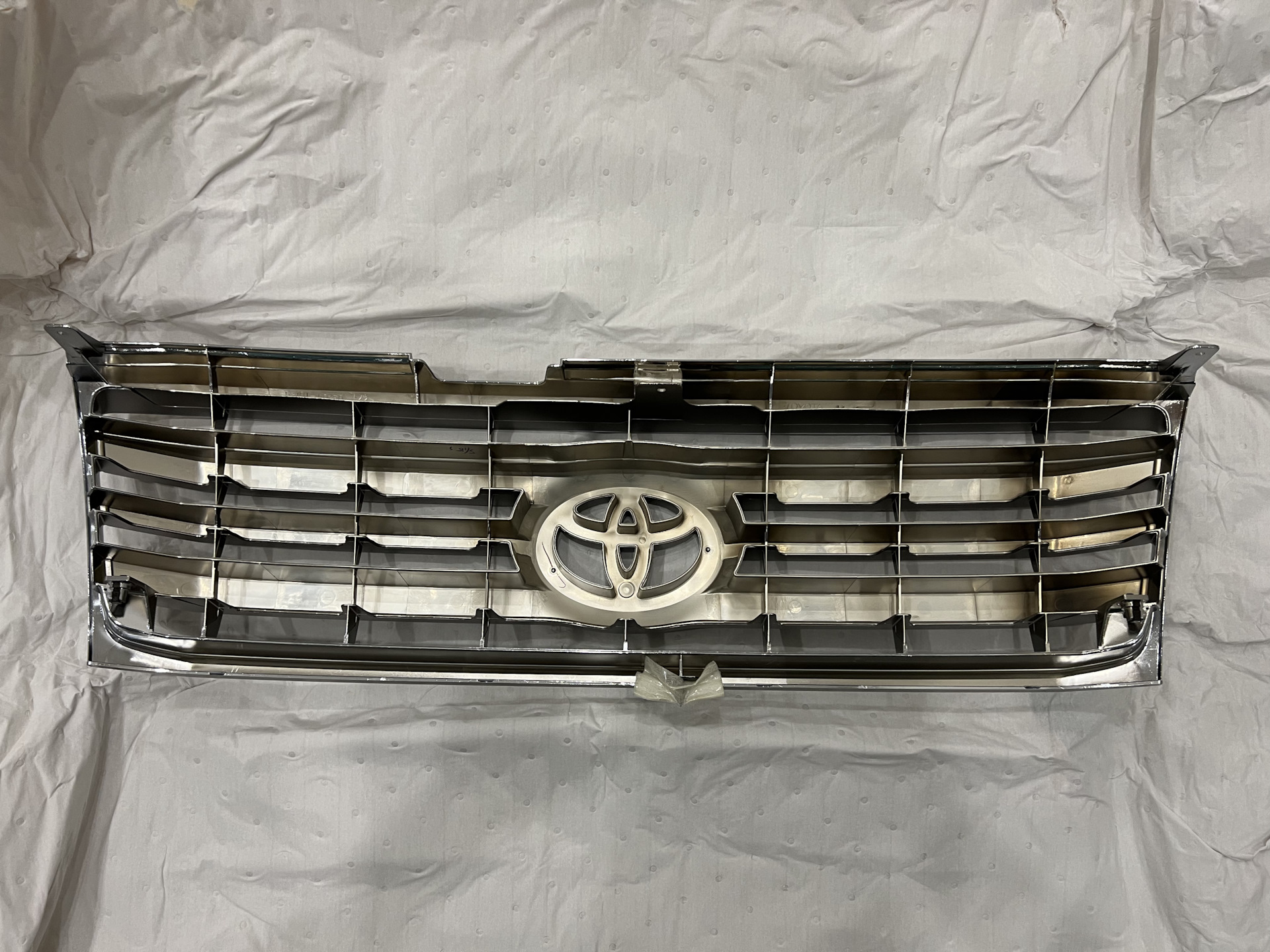 10. Новая оригинальная решетка. — Toyota Land Cruiser 100, 4,7 л, 2005 ...
