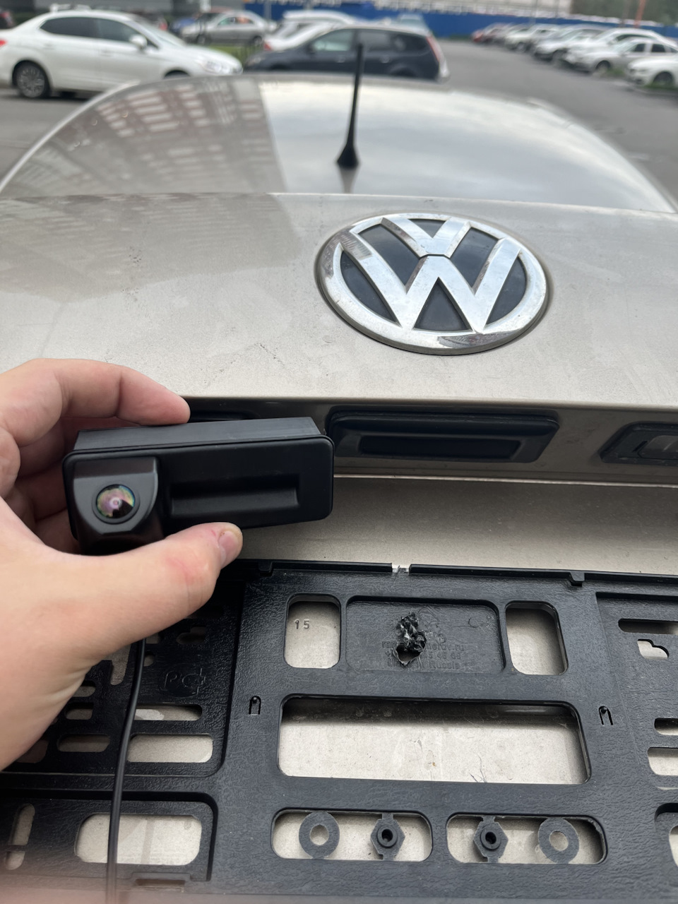 Установка камеры заднего вида. — Volkswagen Polo Sedan, 1,6 л, 2015 ...
