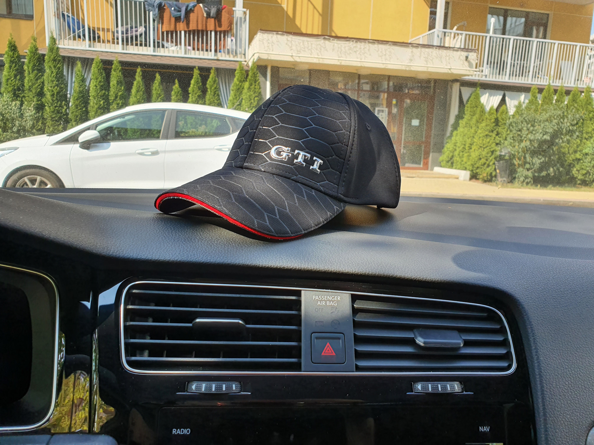 Подарочки от дилера: кепка GTI, чехлы на ключ GTI, значки GTI ...