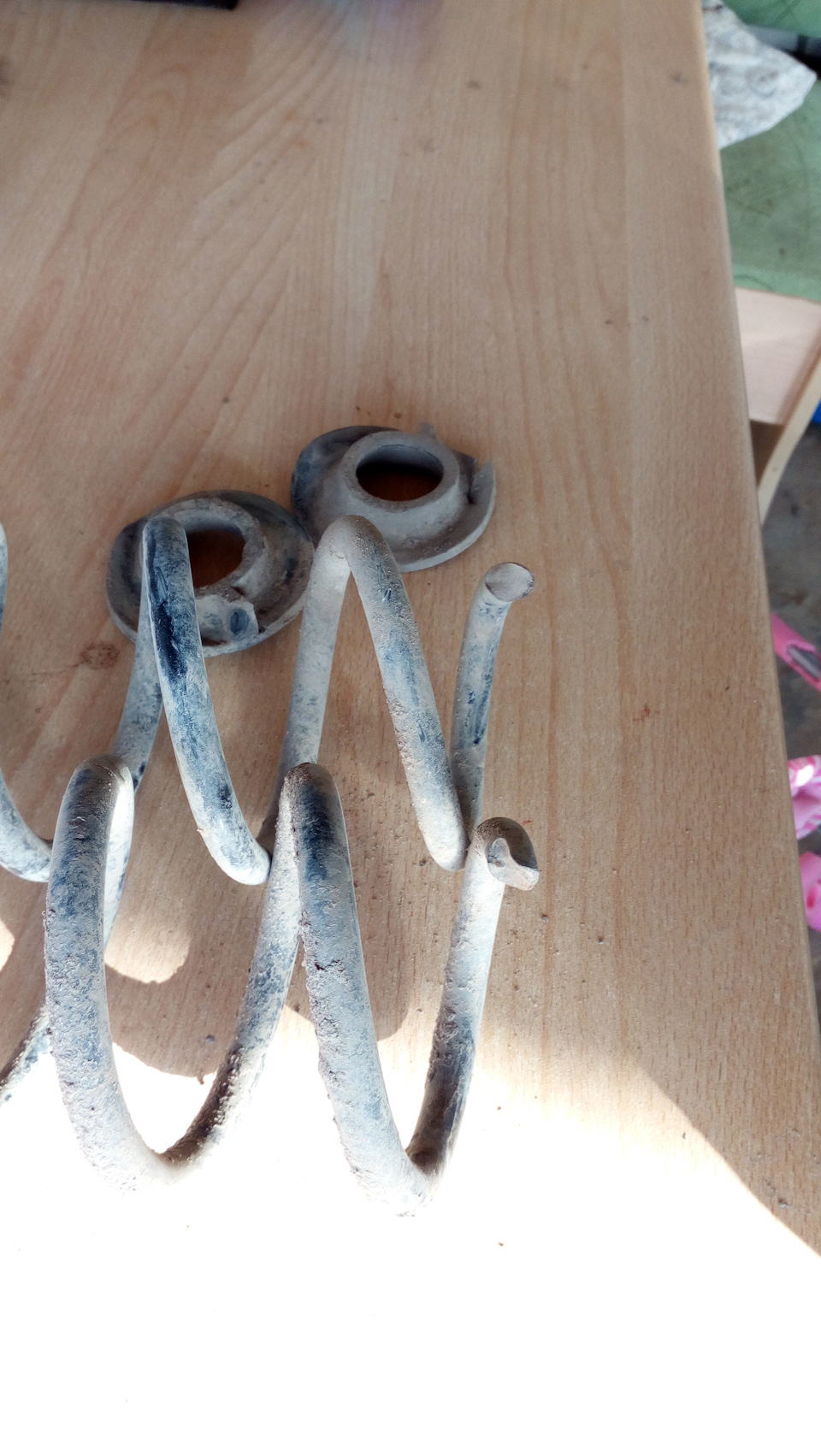 Замена задних пружин . — Renault Logan (2G), 1,6 л, 2016 года | своими ...