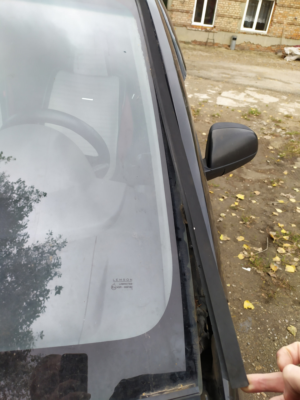 Молдинги лобового стекла — Mitsubishi Colt VI, 1,3 л, 2004 года ...